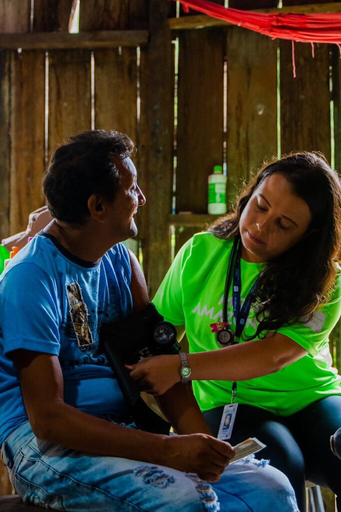 Estudantes da Faseh - Vespasiano prestam atendimento na África